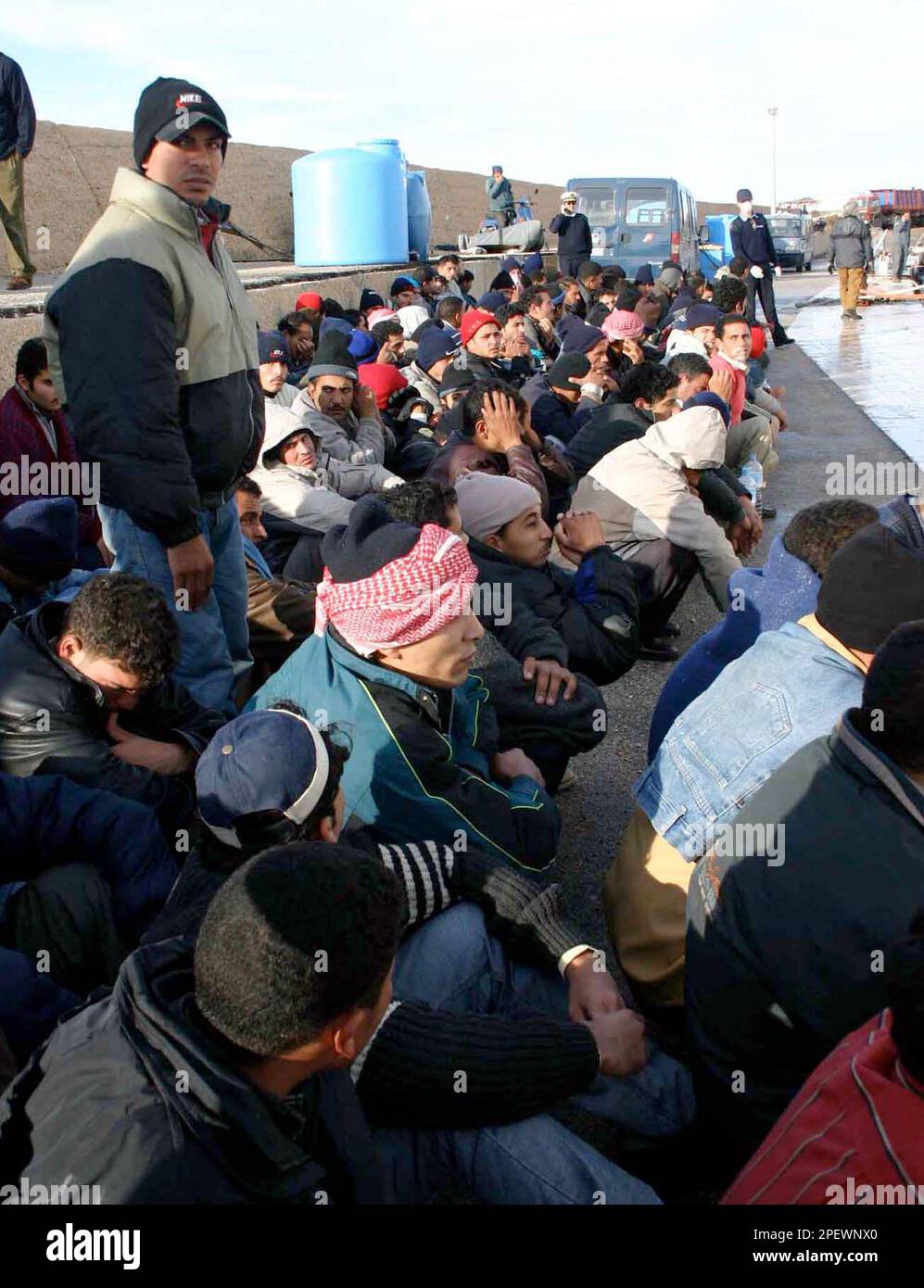 Un gruppo di clandestini fotografato ieri sera dopo l'arrivo a ...