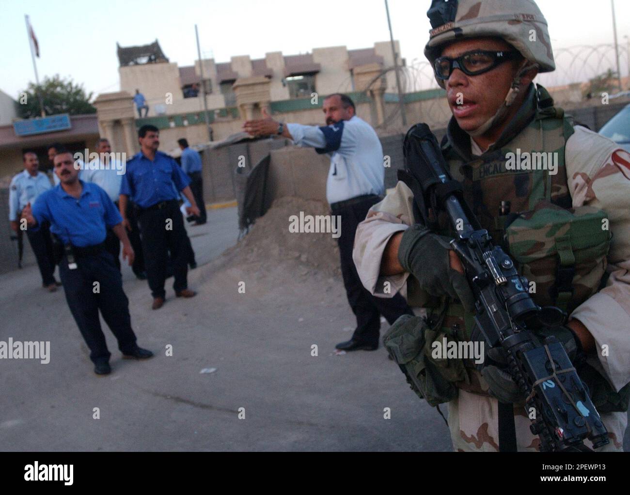 A U.S. Army soldier conducts a joint patrol with Iraqi police in ...