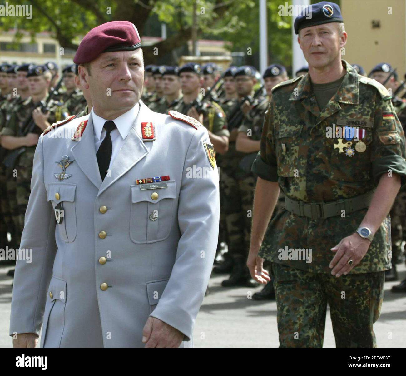 Generalleutnant Hans-Otto Budde, Inspekteur des Heeres, links, und ...