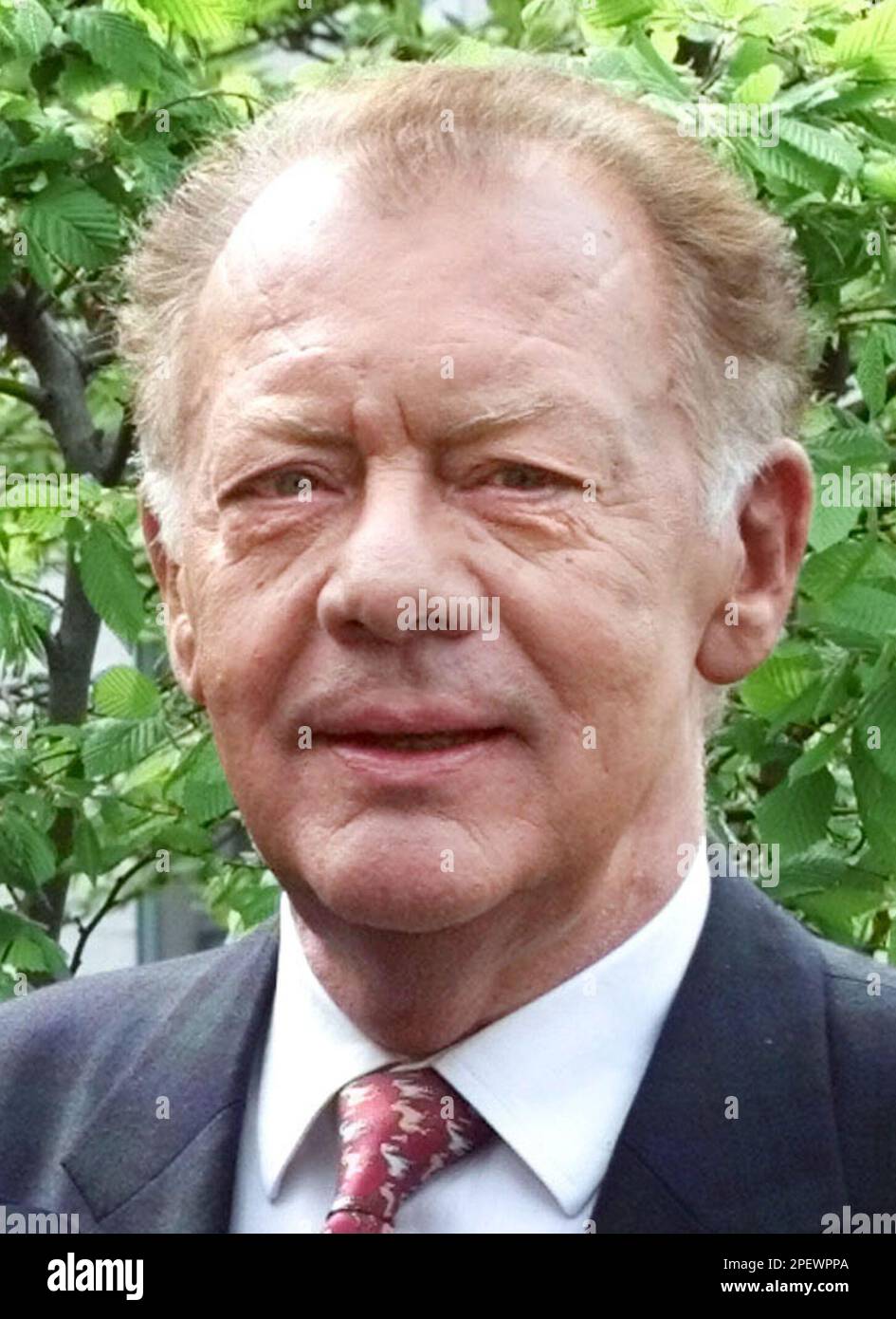 ** ARCHIV ** Schauspieler Klausjuergen Wussow posiert am 28. April 2000 ...