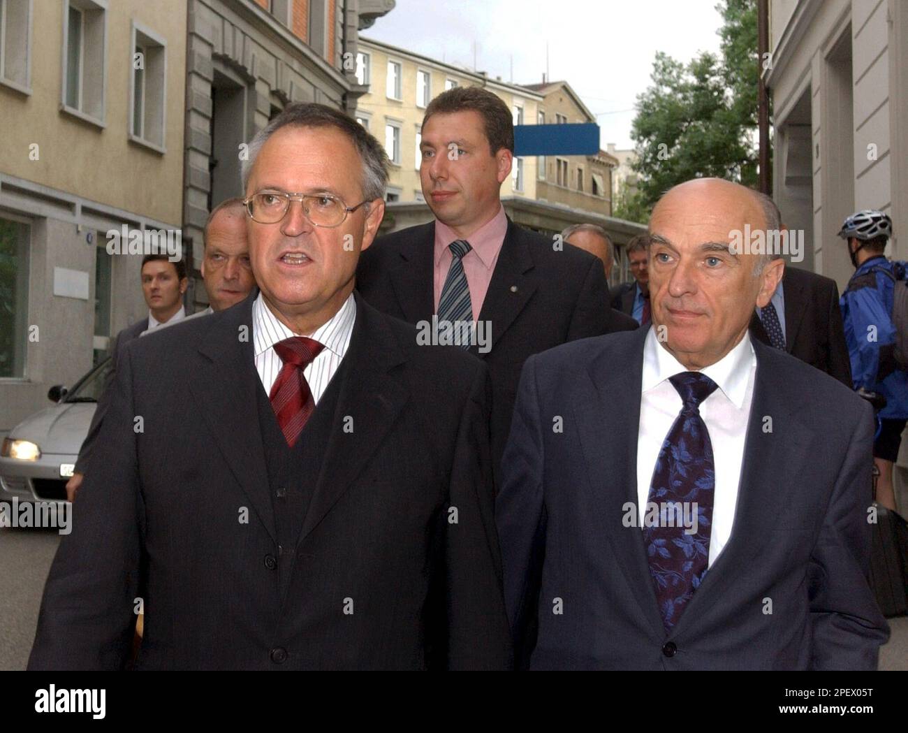 Der Schweizer Bundesrat Hans-Rudolf Merz, rechts, aufgenommen bei einem ...