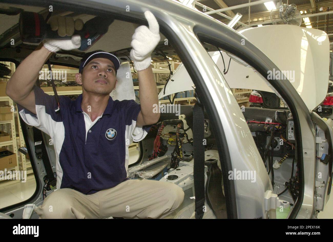 A automobile worker builds the chassis of the new BMW 5 series ...