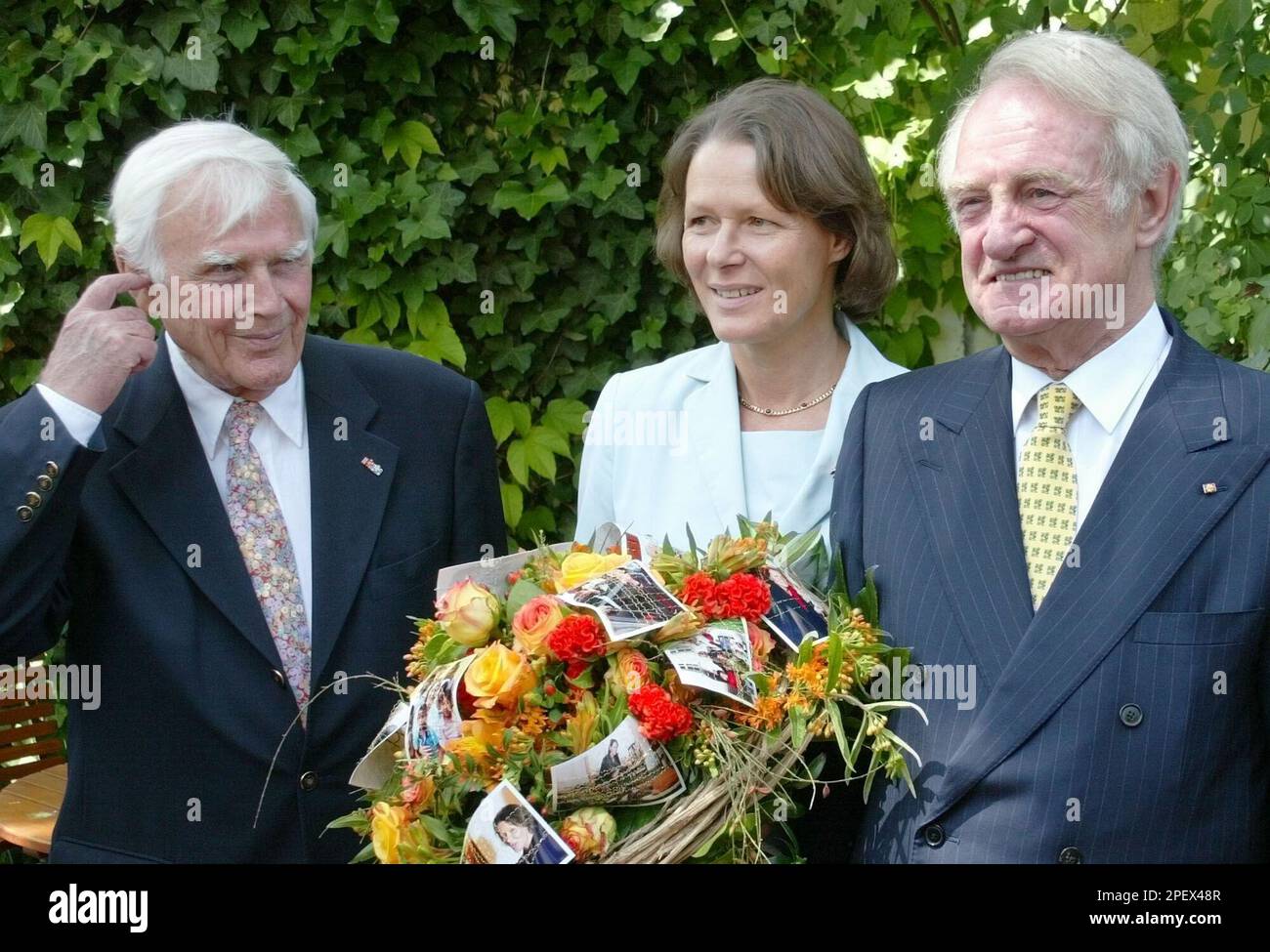 Christina Rau, Mitte, haelt waehrend ihrer Verabschiedung als UNICEF ...