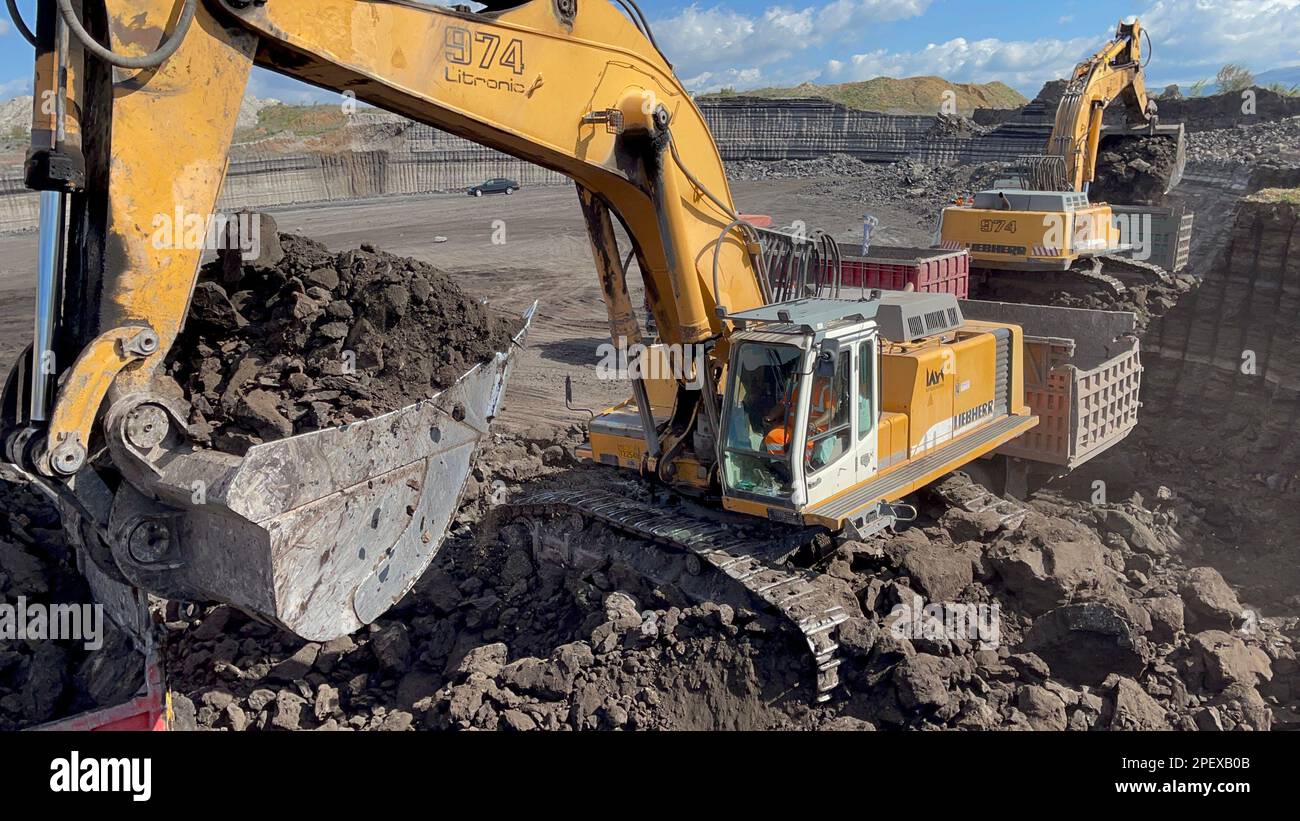 Excavator working on stone hi-res stock photography and images - Alamy