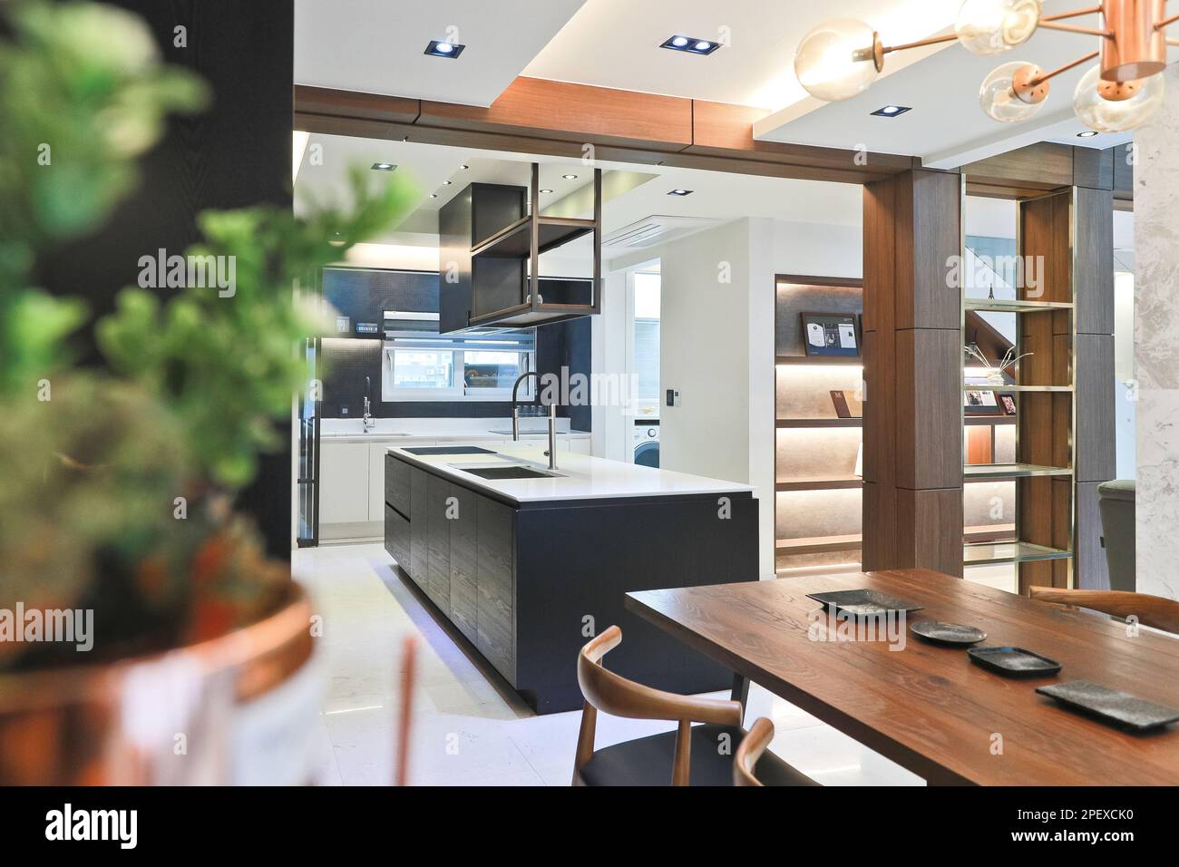 A face-to-face kitchen that reflects the latest trends Stock Photo - Alamy