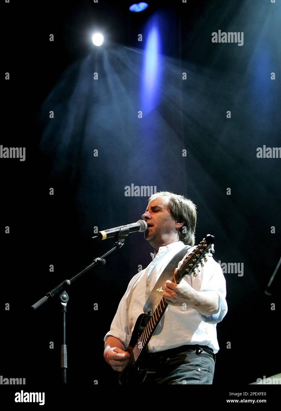 Irish popstar Chris de Burgh sings in concert, Monday, June 14, 2004 ...