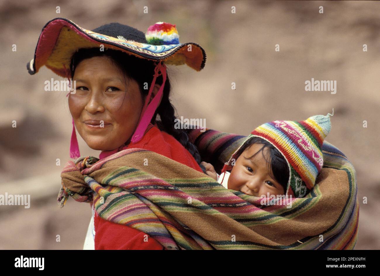 BOLIVIA. Pavelo. - Mother and child Stock Photo - Alamy