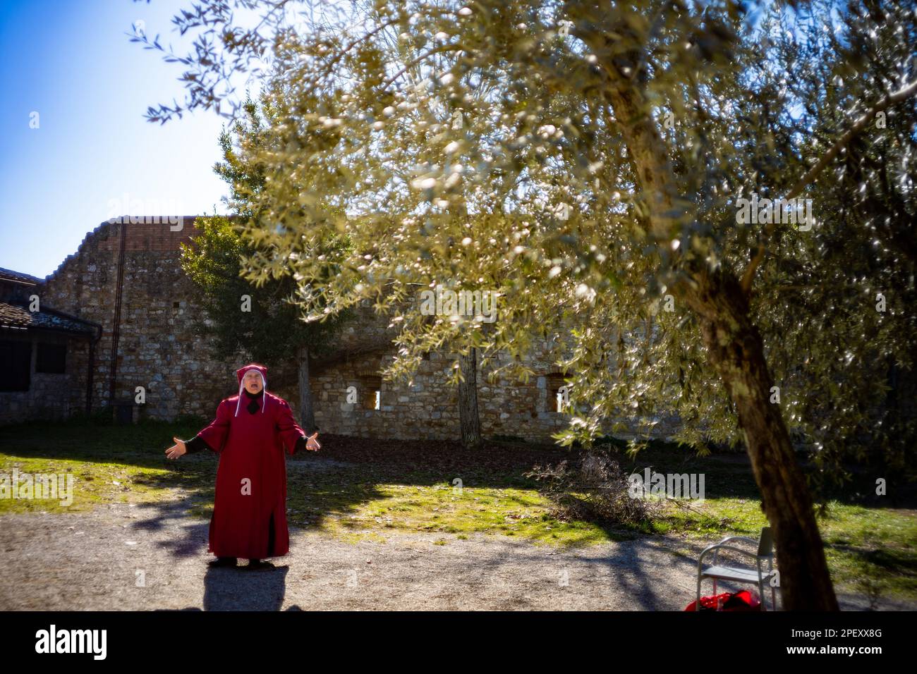 An actor dressed as Dante Aligheri recites The Divine Comedy in San ...