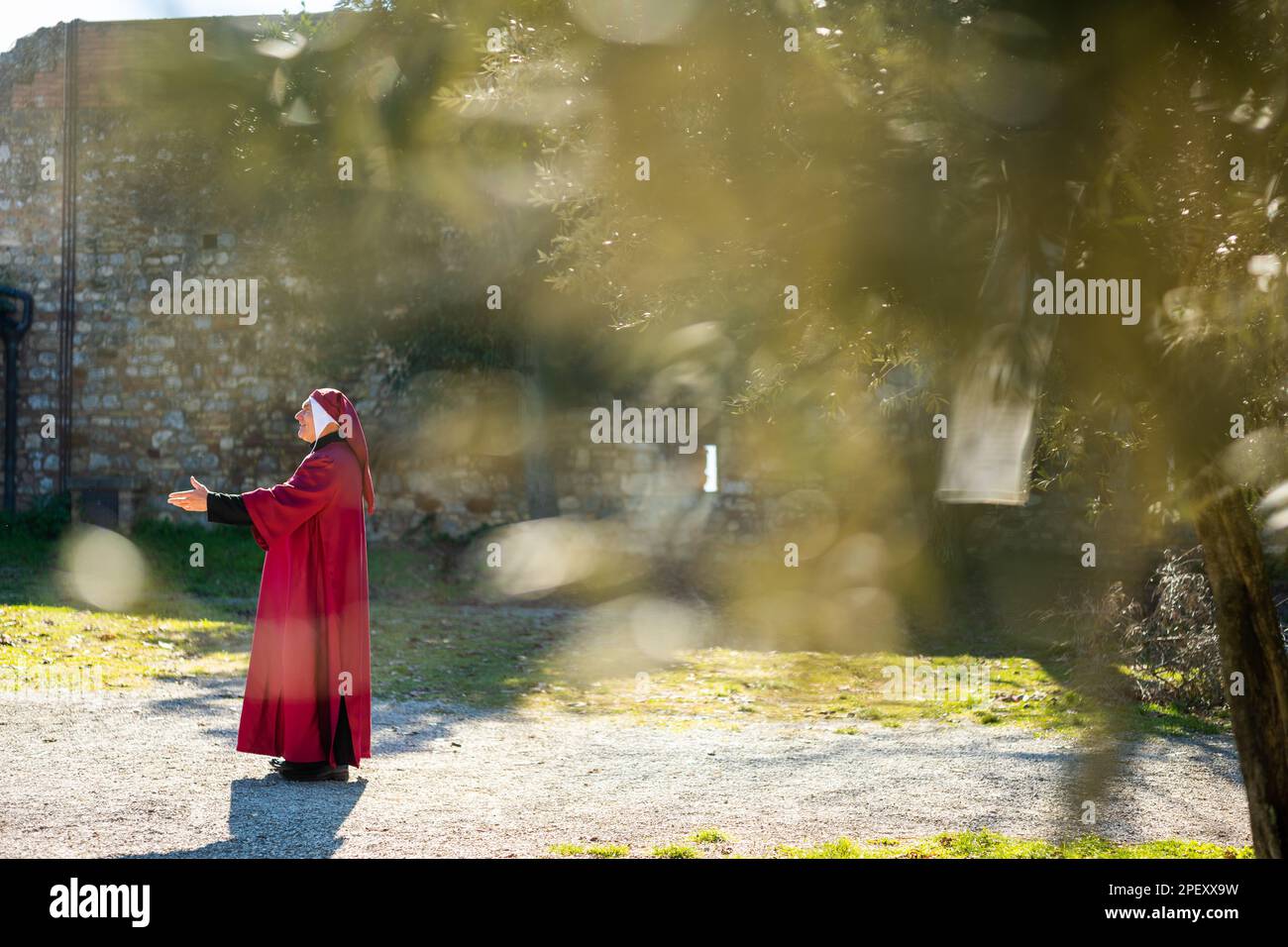 An actor dressed as Dante Aligheri recites The Divine Comedy in San ...