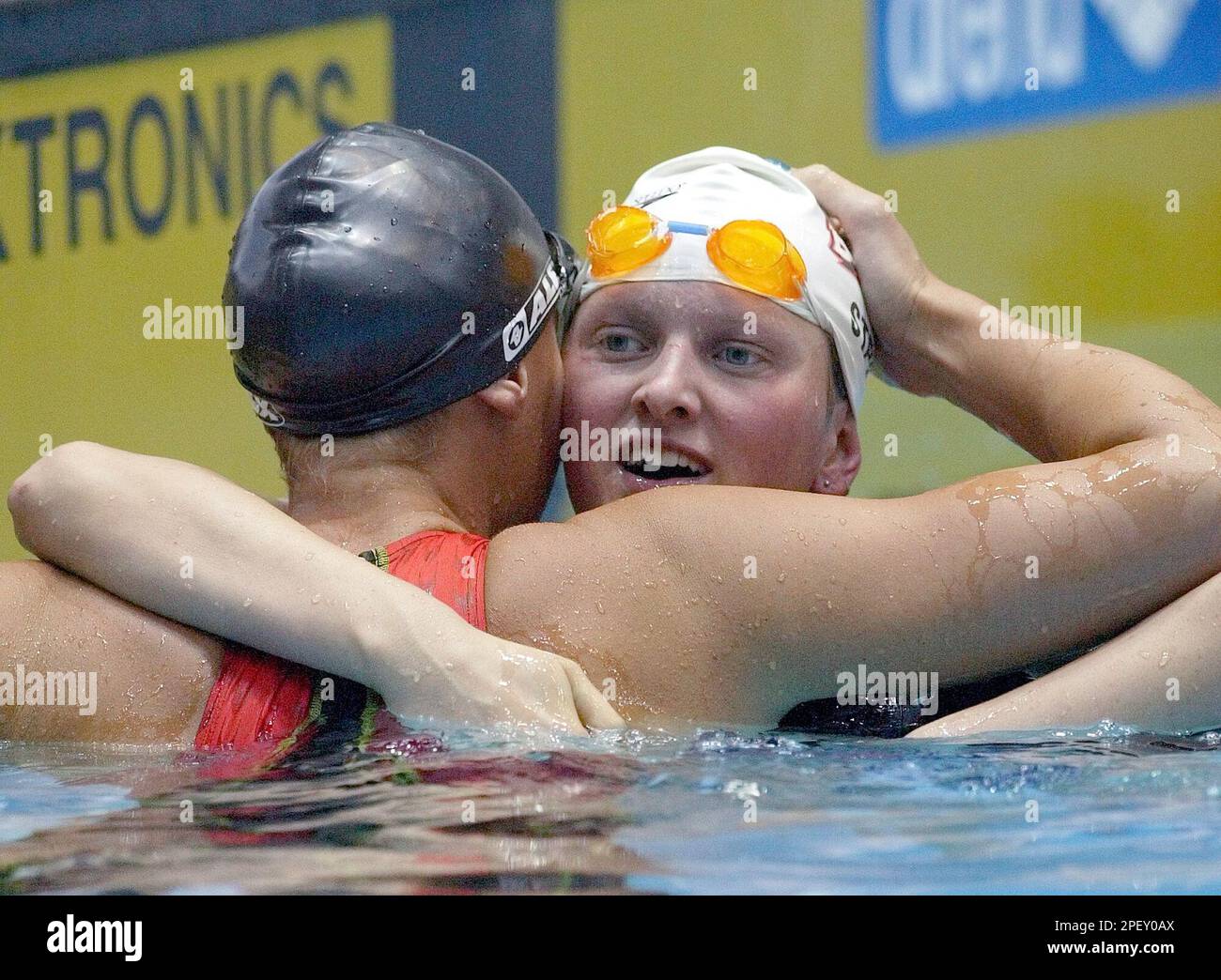 Die deutsche Schwimmerin Birte Steven erhaelt von der zweitplazierten ...