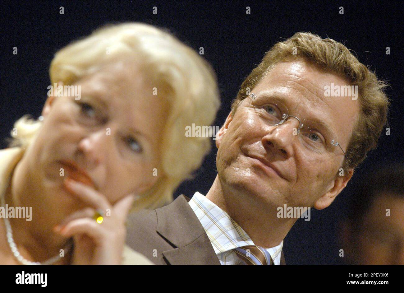 Der FDP-Vorsitzende Guido Westerwelle, rechts, und FDP ...