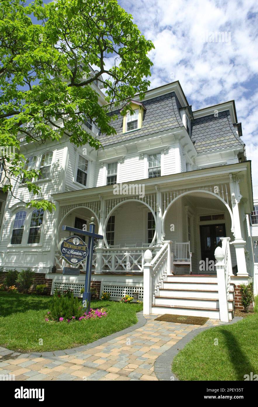 ** ADVANCE FOR WEEKEND, JUNE 5-6 ** Somewhere Inn Time Mansion bed and ...