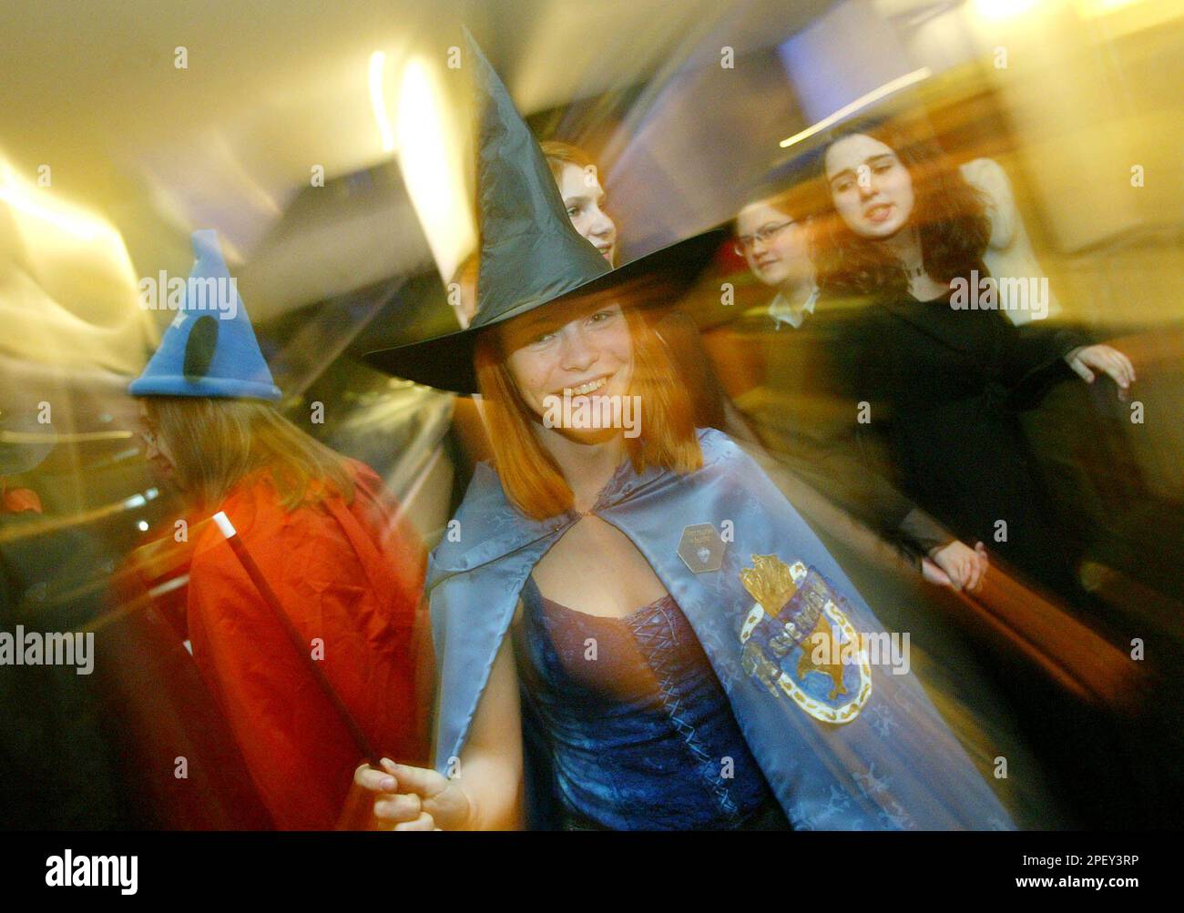 Bianca Mix, 17, aus Berlin posiert mit dem Zauberstab kurz vor Beginn ...