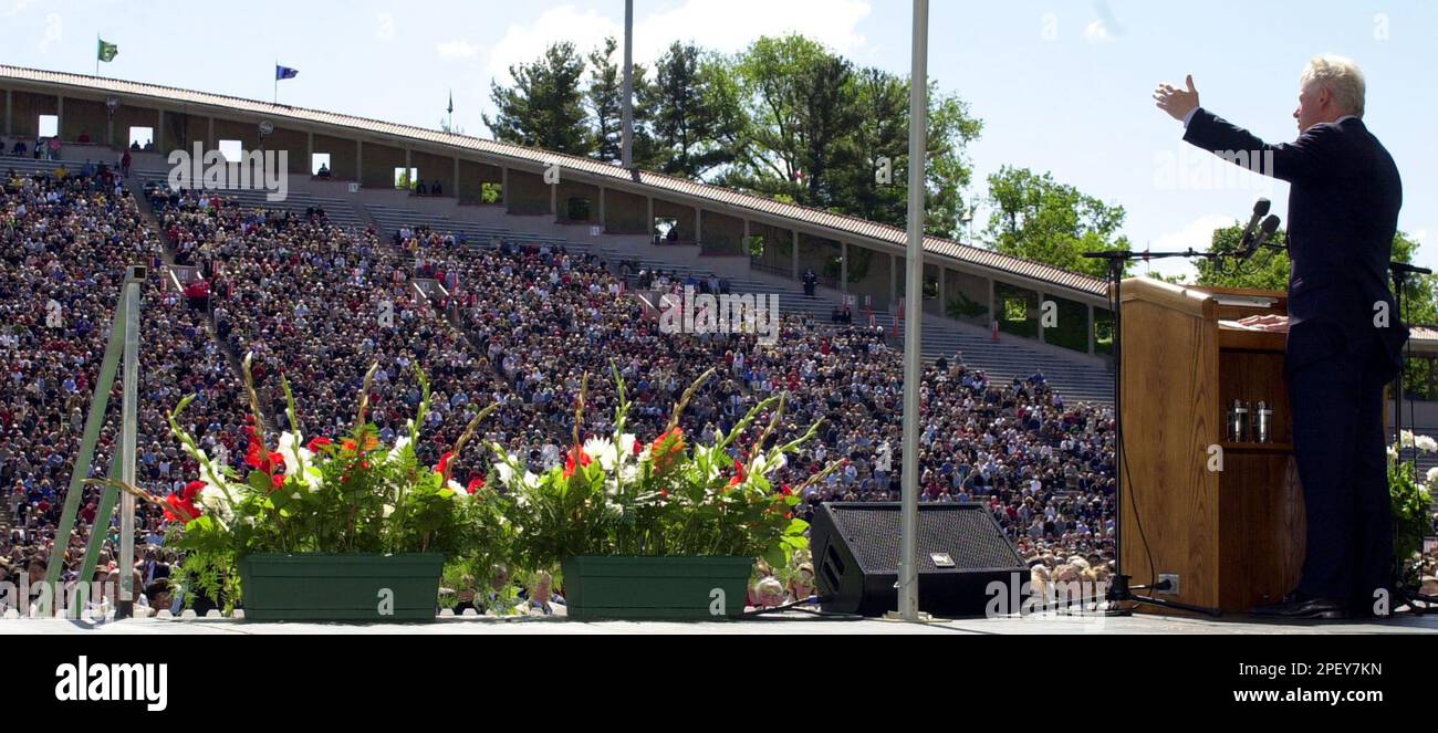 Former President Bill Clinton delivers the Convocation Address to ...
