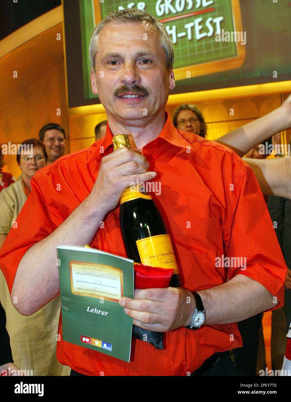 Der 52 Jahre alte Deutsch- und Franzoesisch-Lehrer Manfred Baumgartner aus Bodenfelde in ...