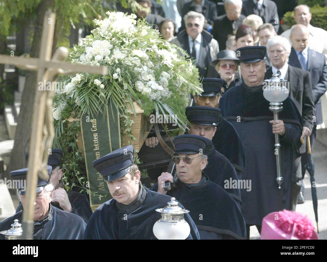 Trauergaeste folgen am Montag, 24. Mai 2004 beim Begraebnis von ...