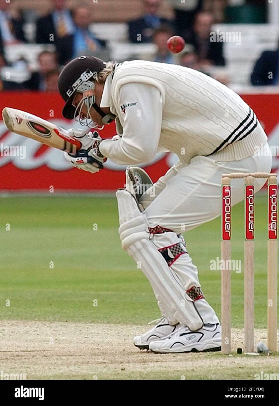 New Zealand's Daniel Vettori avoids a bouncer from England's Stephen ...