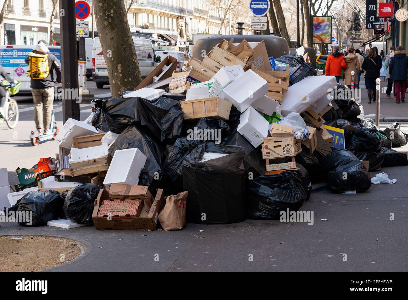 Overfull garbage bins in Paris during March 2023 binmen strike Stock Photo - Alamy