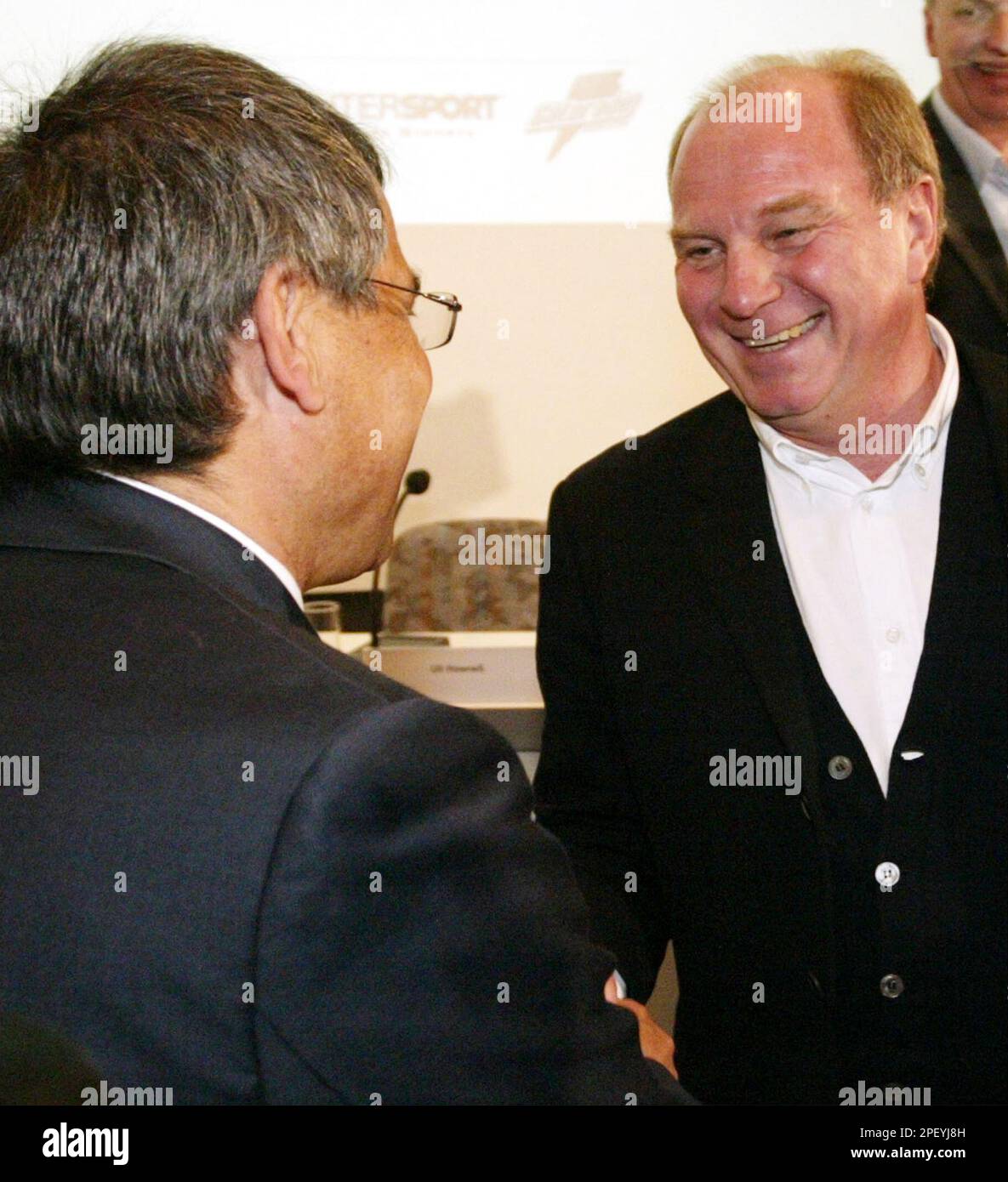 Der Manager des FC Bayern Muenchen Uli Hoeness, rechts, und der Trainer ...