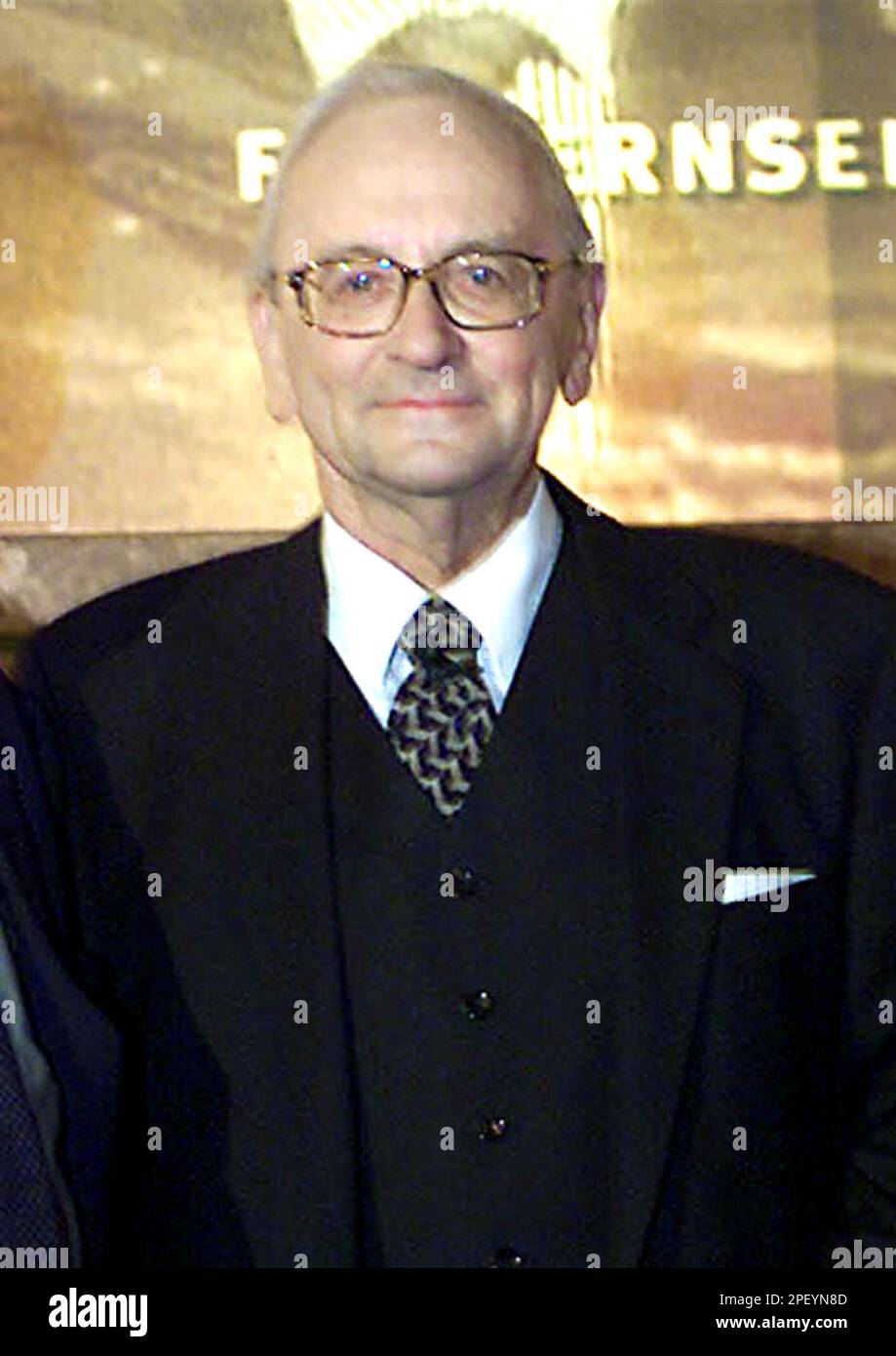 Guenter Gaus erhaelt am 15. Oktober 2001 in Koeln den Hans-Joachim ...