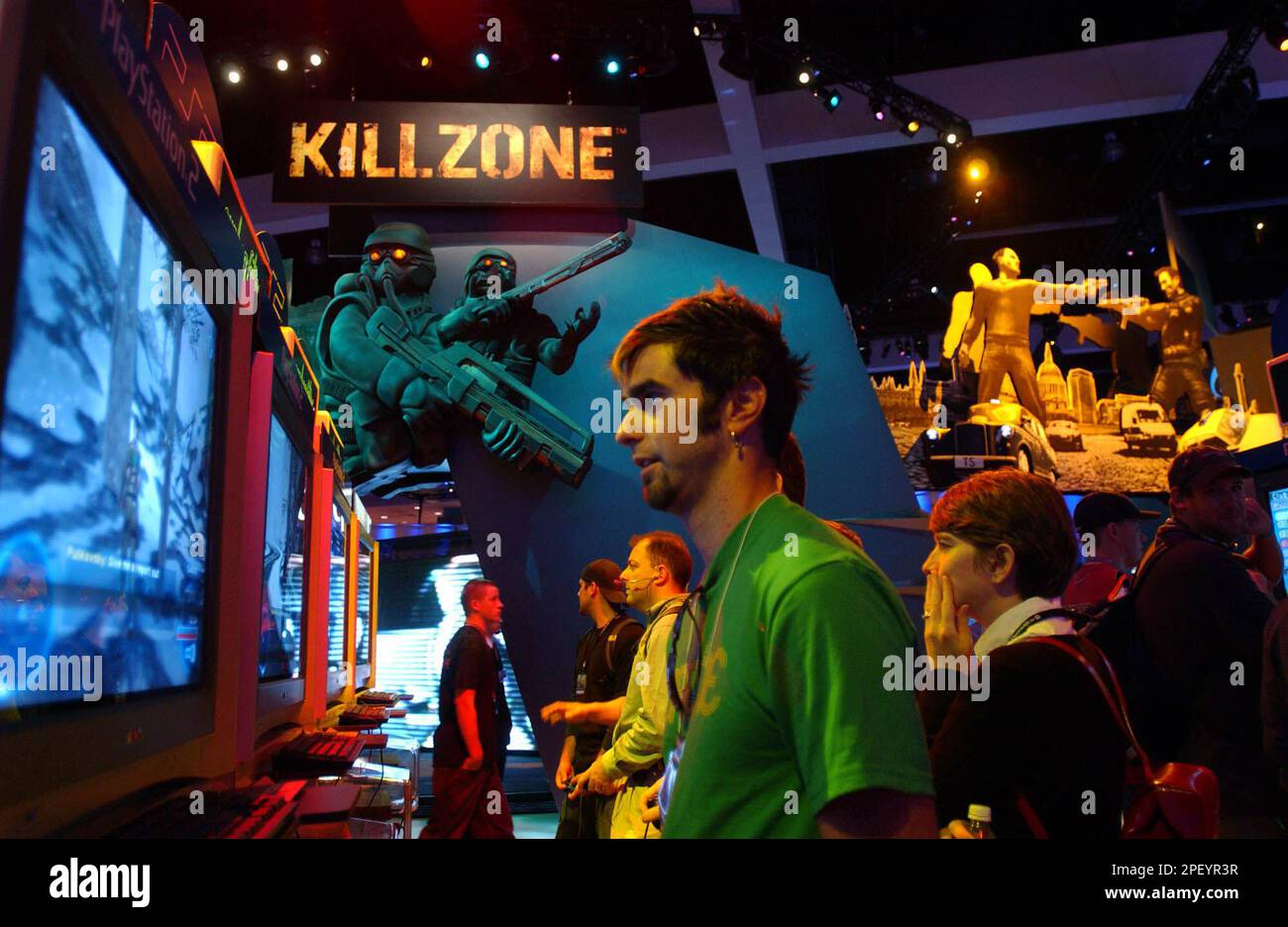 Jason Van Winkle, center, plays the PlayStation 2 game "Syphon Filter ...