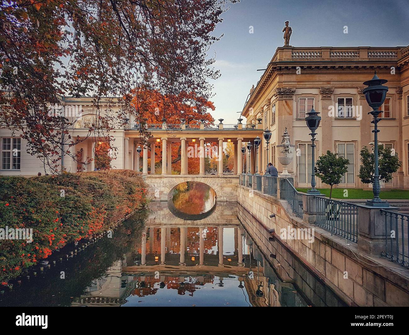Pond and palace in Lazienki Park Warsaw Stock Photo - Alamy