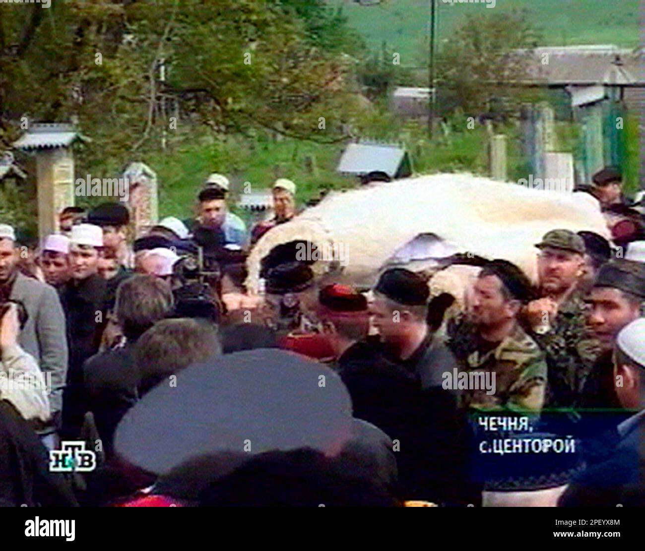 People bury Chechen President Akhmad Kadyrov, who was killed by a bomb ...