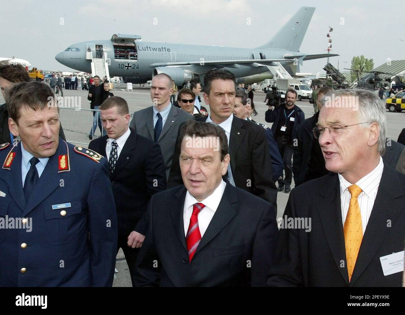 Bundeskanzler Gerhard Schroeder, Mitte, eroeffnet zusammen mit dem ...