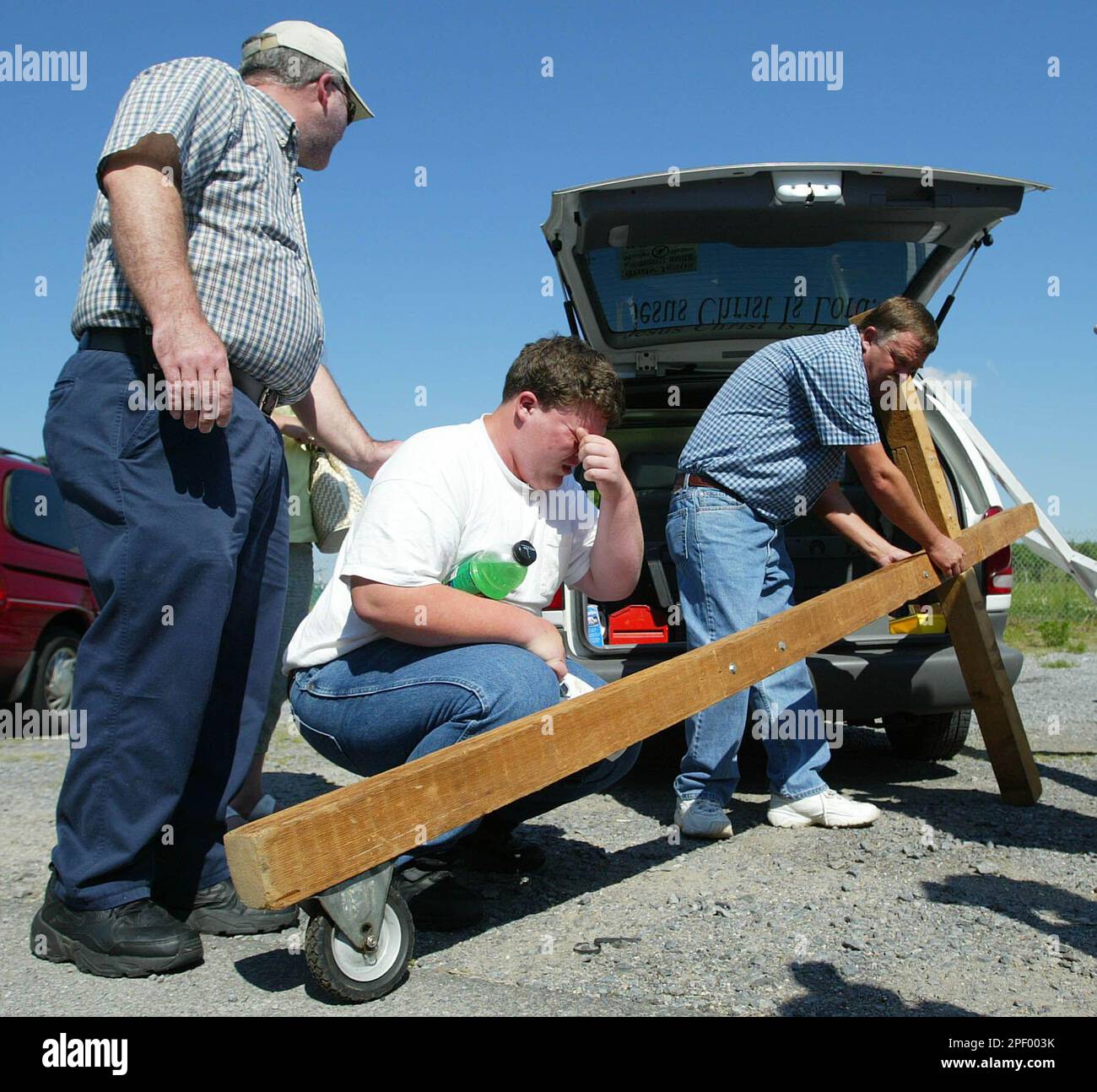 Michael Siemer Jr., center, of Chattanooga, Tenn., is consoled by Mike ...