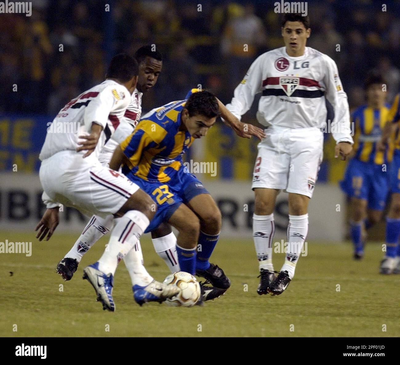 Rodrigo, left, of Brazil's Sao Paulo, battles for the ball with Pabnlo ...