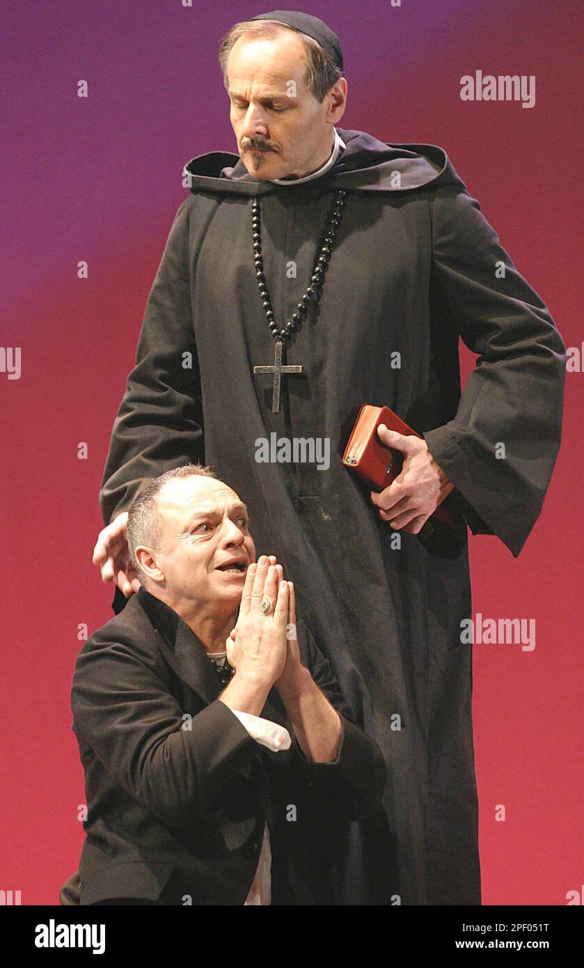 Rainer Frieb in der Rolle des Philipp von Spanien, links, und Stephan ...