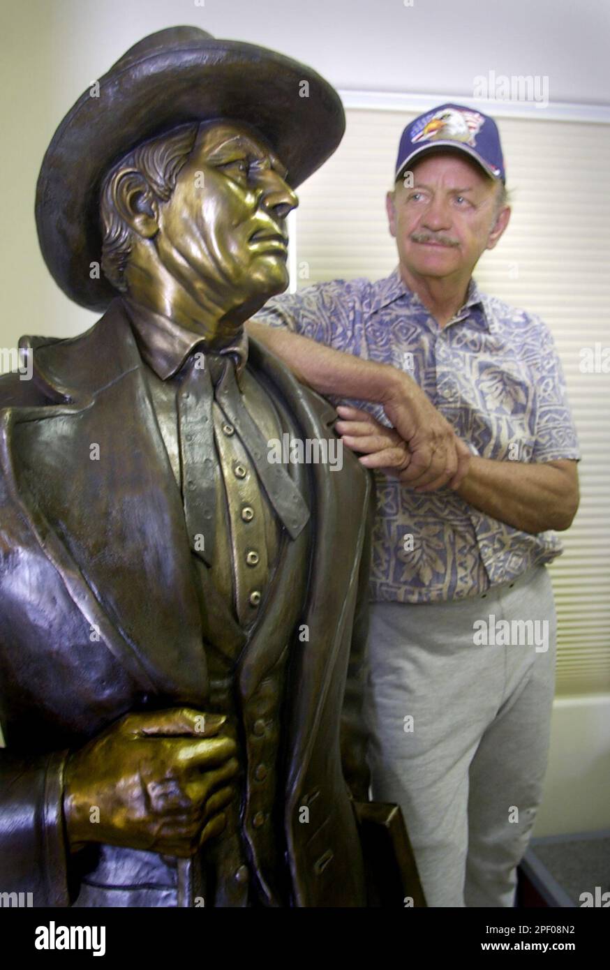 ** ADVANCE FOR WEEKEND MAY 1-2 ** Sculptor Jerry Anderson poses with ...