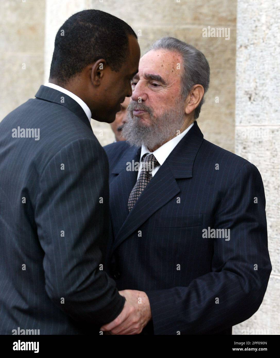 **RETRANSMISSION TO FIX SLUG**Cuban President Fidel Castro welcomes ...