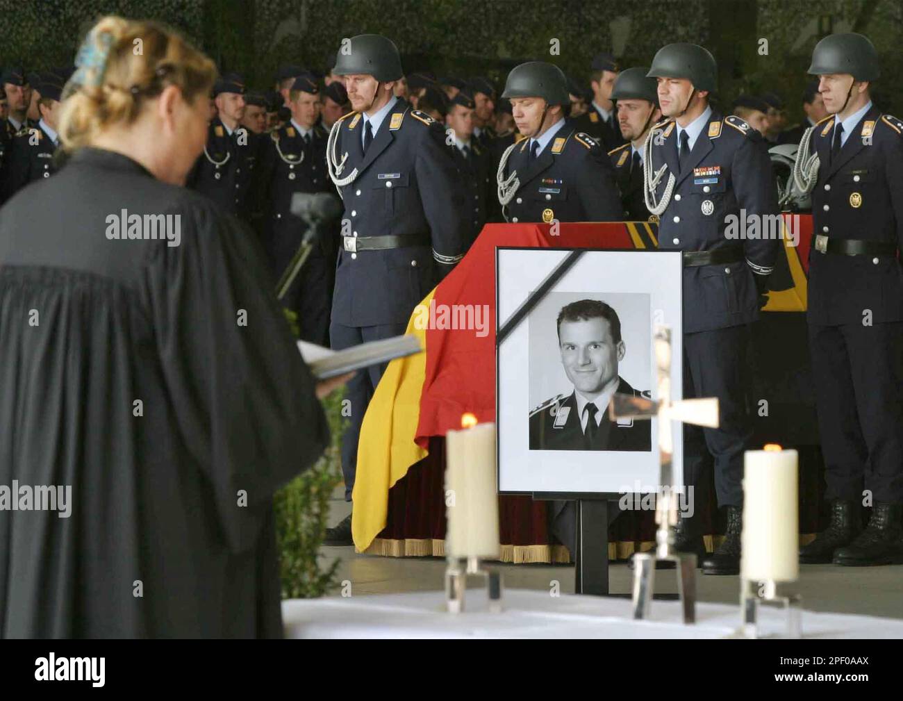 Eine Militaer-Pfarrerin haelt am Mittwoch, 28. April 2004, im Rahmen ...