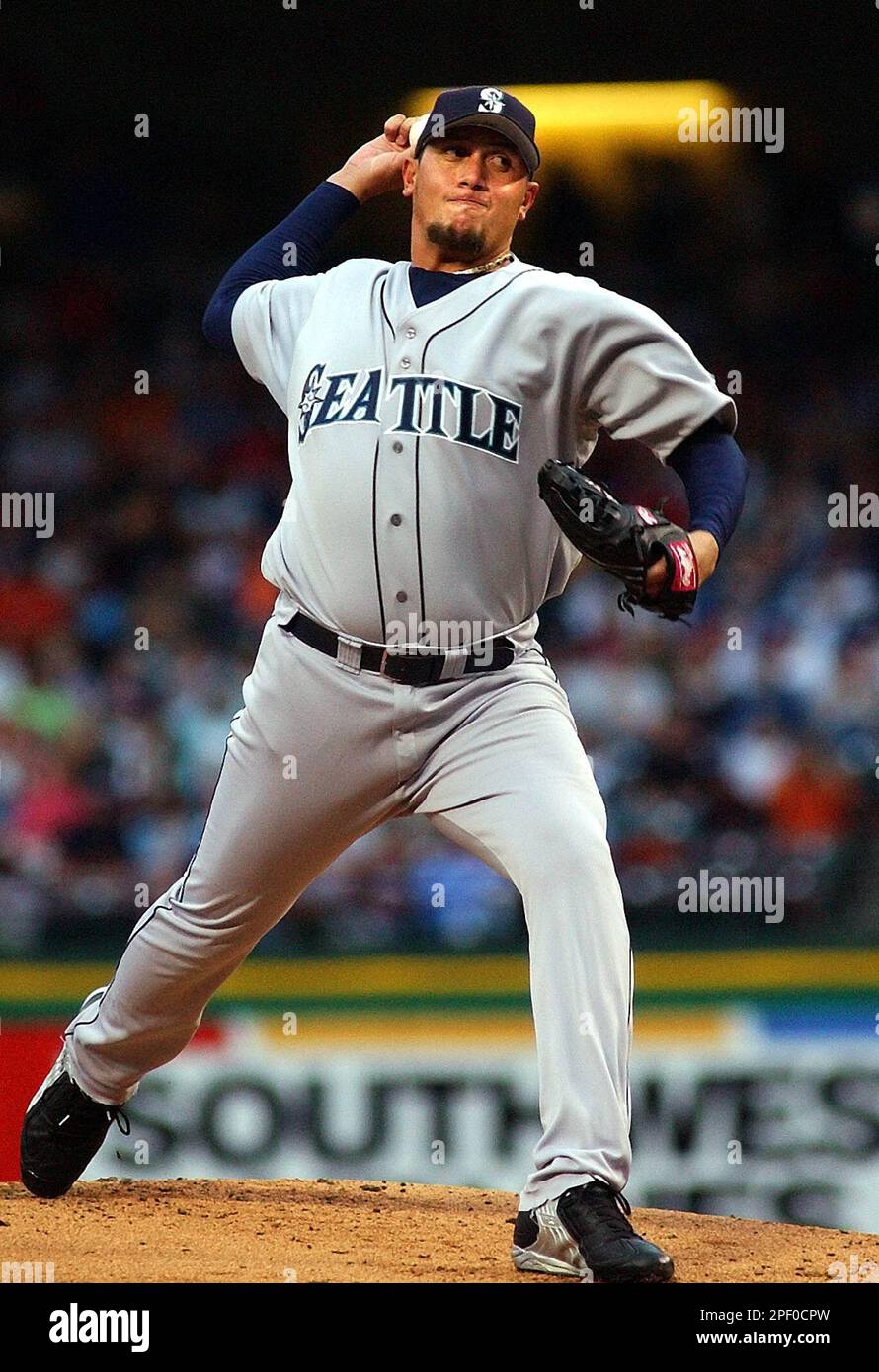 Seattle Mariners pitcher Freddy Garcia throws during the first inning ...