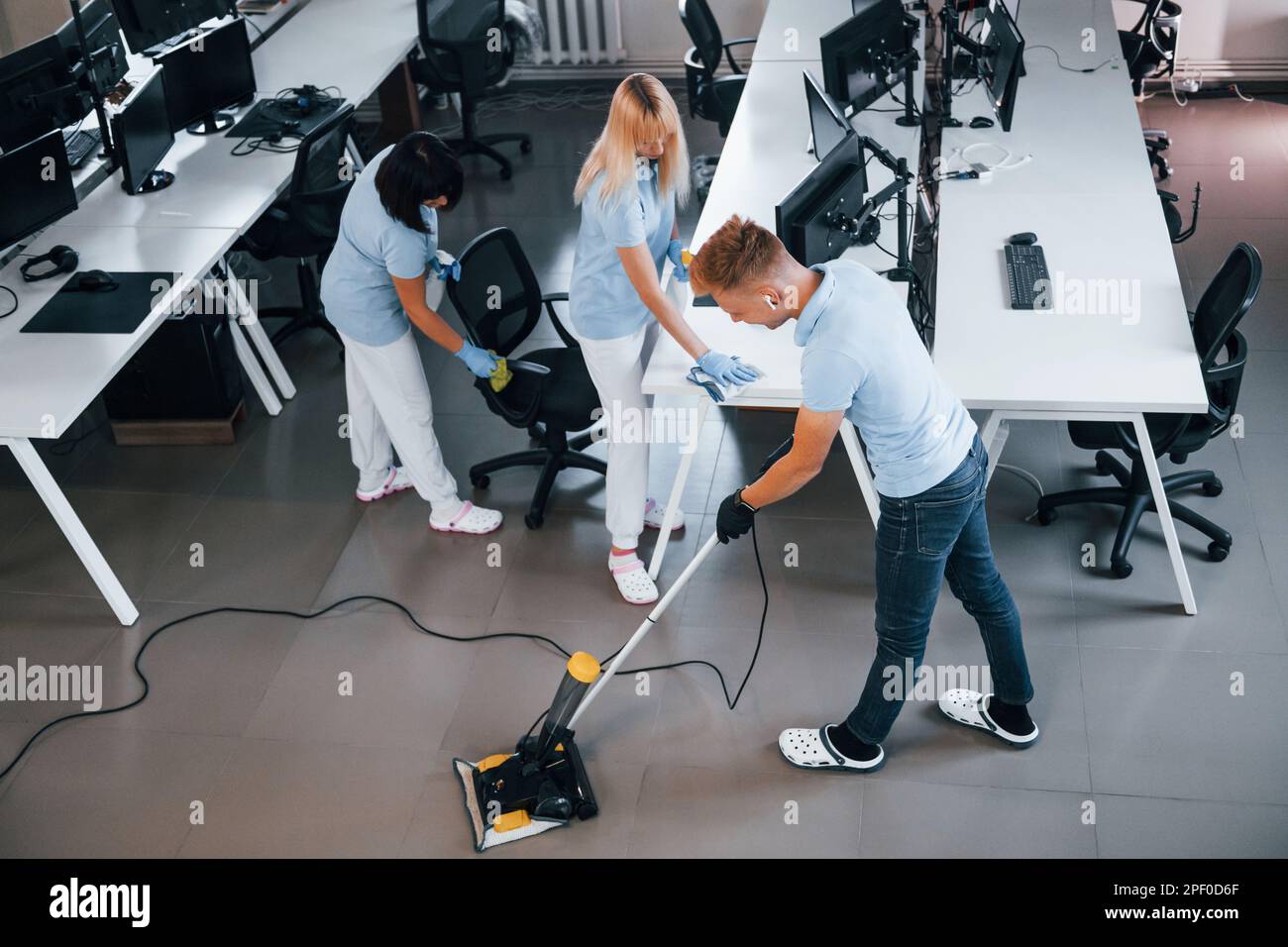 Staff clean screens hi-res stock photography and images - Alamy