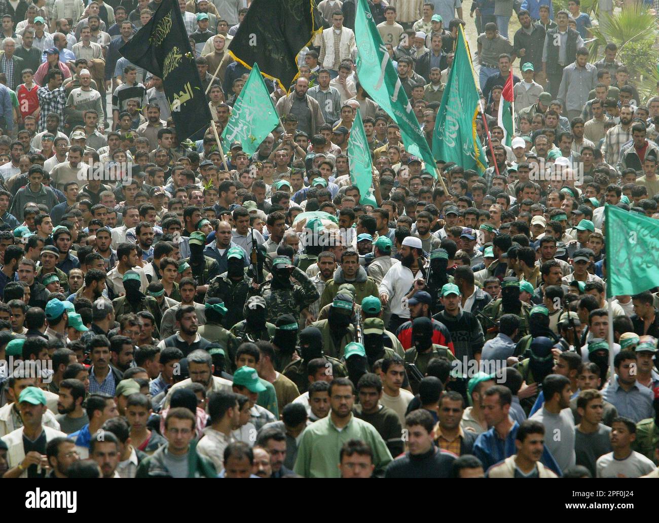 Thousands of Palestinians carry the body of the late Hamas leader Abdel ...
