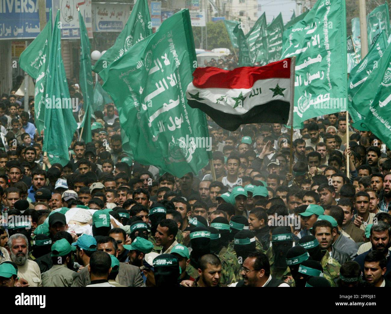 Palestinians carry the body of the late Hamas leader Abdel Aziz Rantisi ...