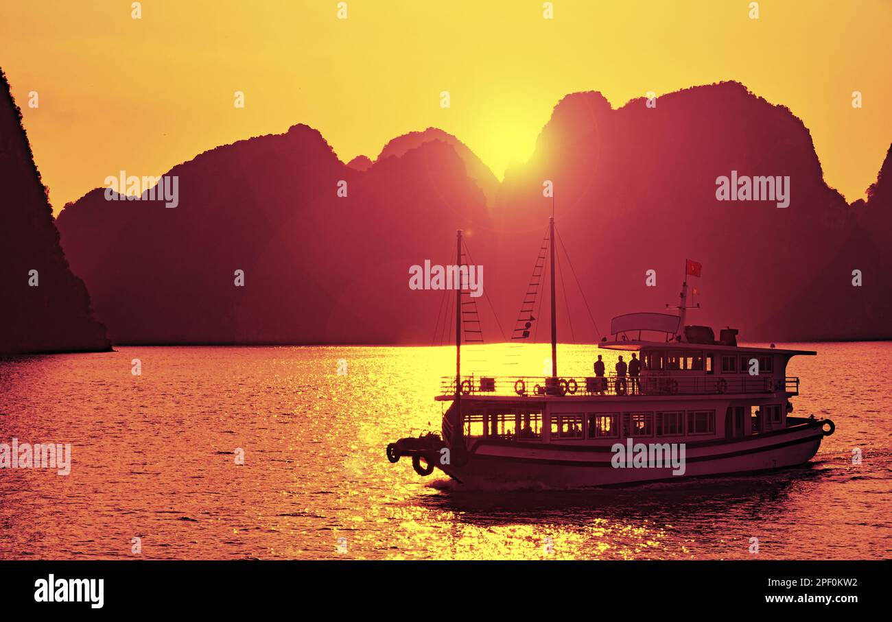 Sunset at Ha Long Bay, a UNESCO World Heritage site in Vietnam Stock ...