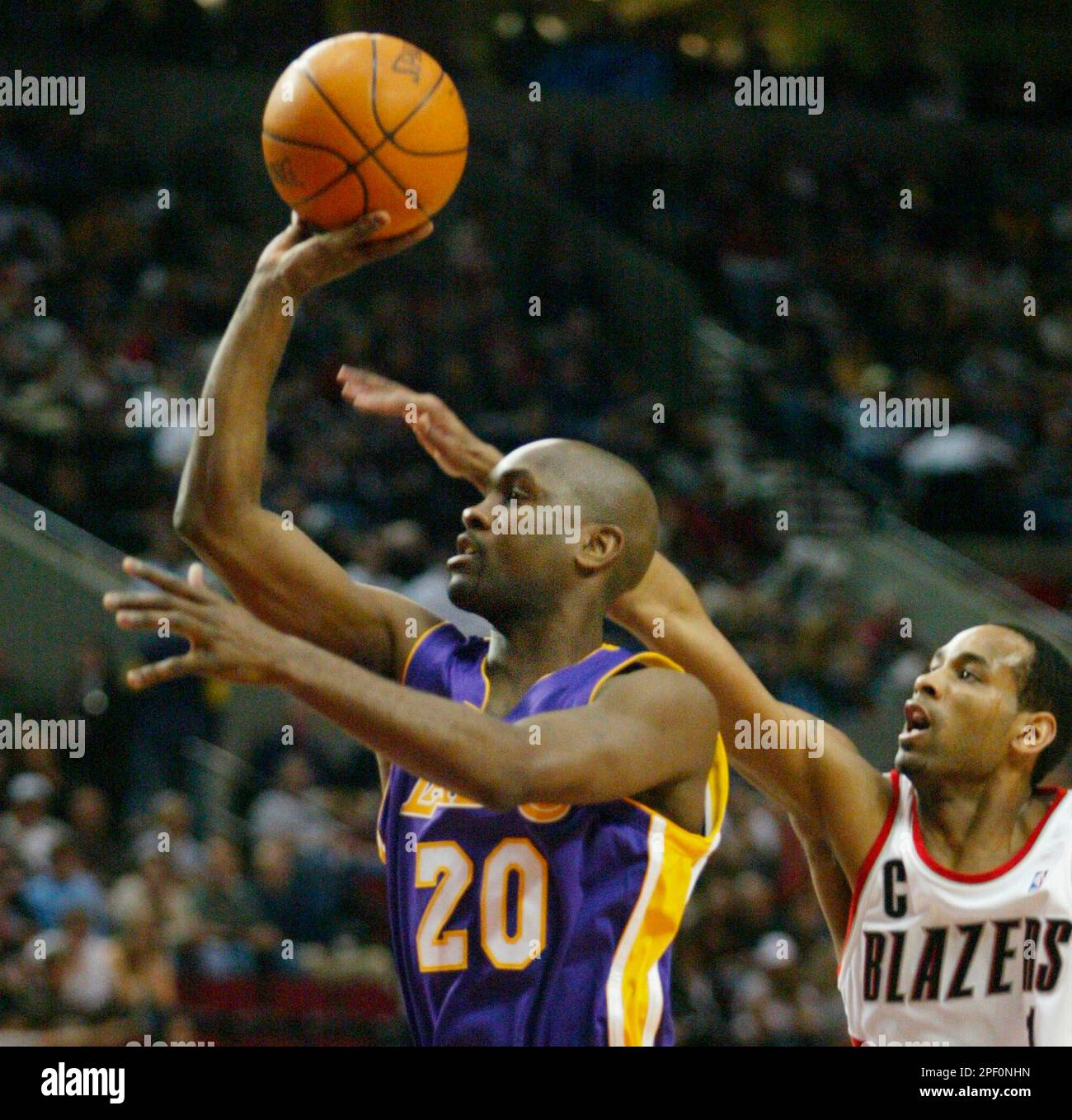 Los Angeles Lakers' Gary Payton (20) shoots on Portland Trail Blazers ...