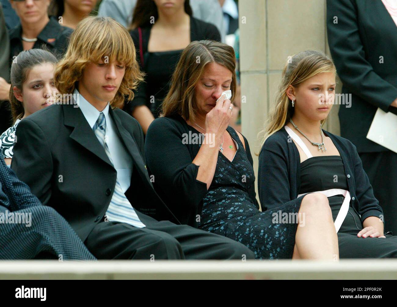 Patricia Irby, ex-wife of Scott Helvenston weeps with their children ...