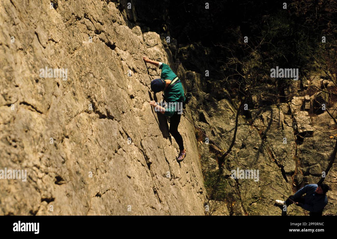 OutdoorSports056/121401 -- Scott Smith, lead climbing the almost never ...