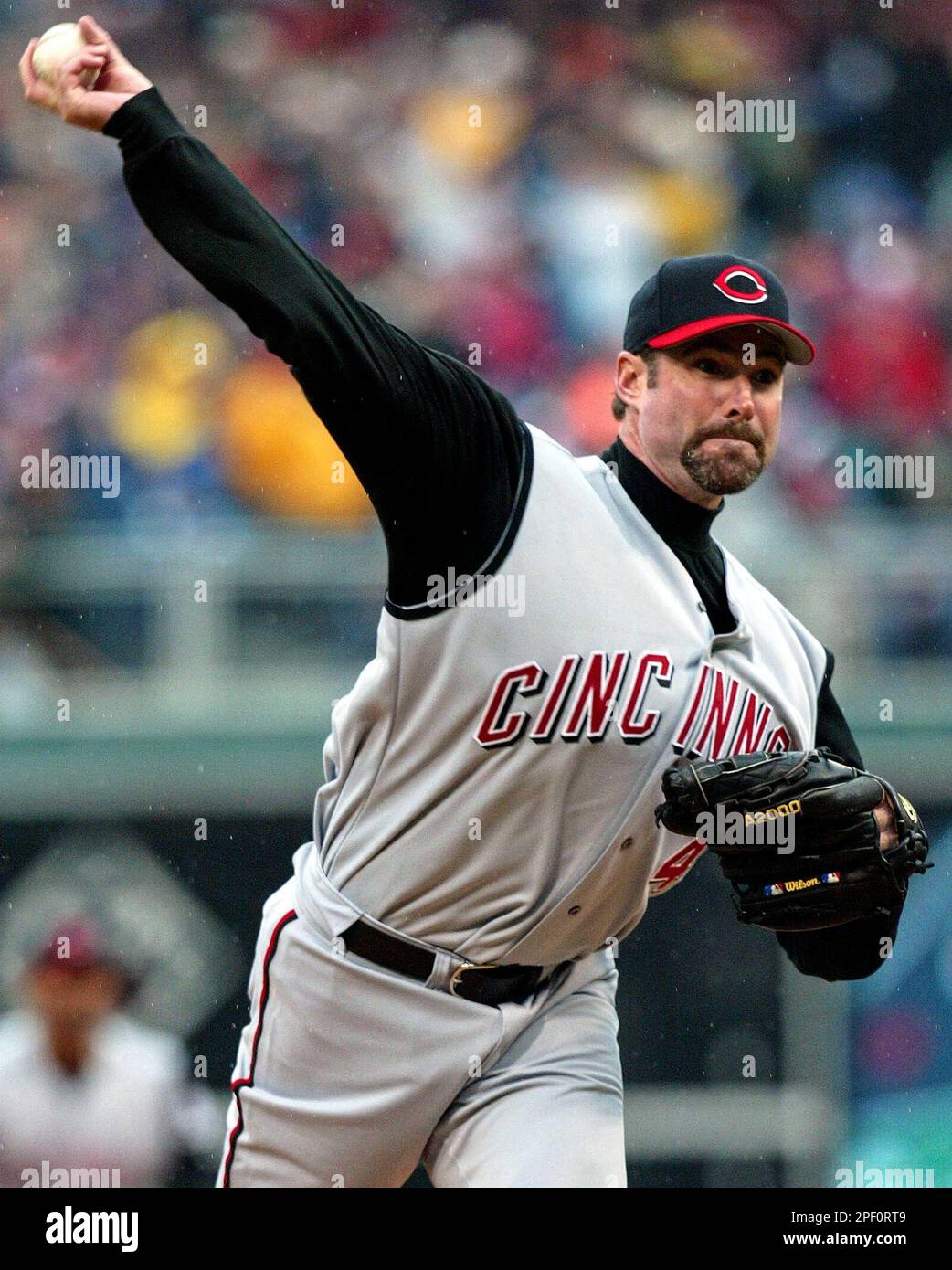 Cincinnati Reds starting pitcher Paul Wilson delivers against the ...