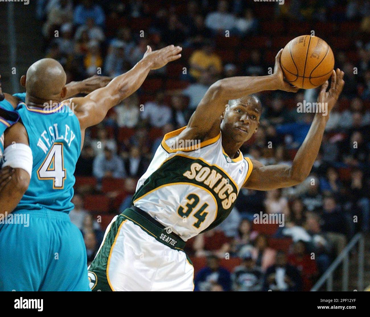 Seattle SuperSonics' Ray Allen (34) looks for room to pass as New ...