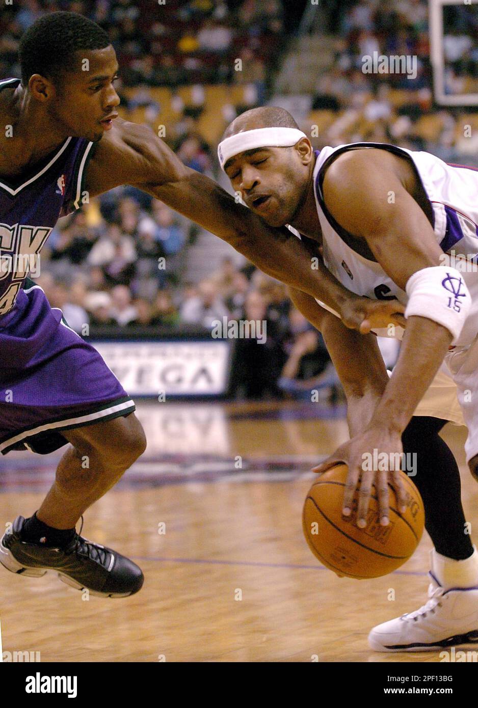 Milwaukee Bucks' Desmond Mason, left, defends against Toronto Raptors ...