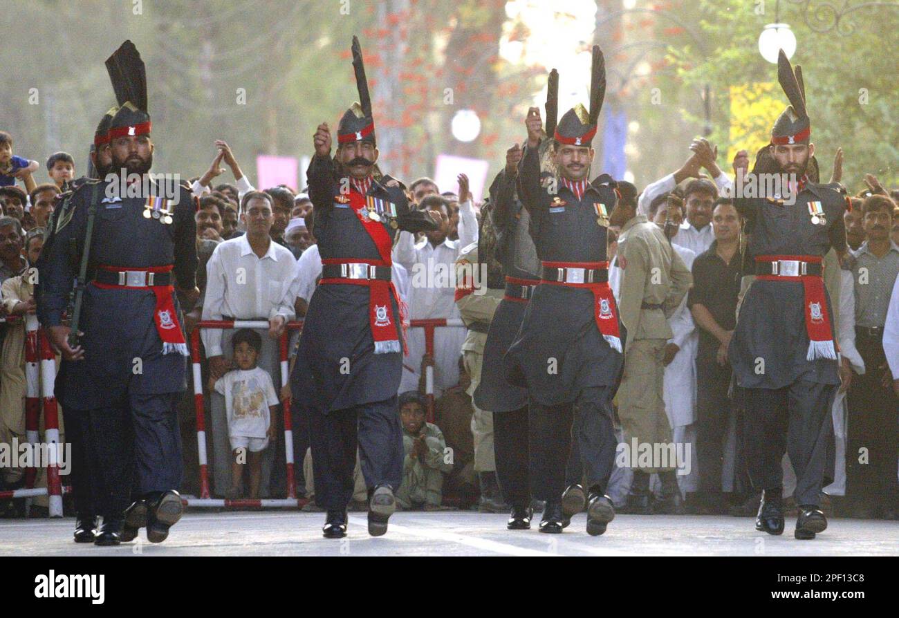 Pakistan Rangers gaurds march towards international border between ...