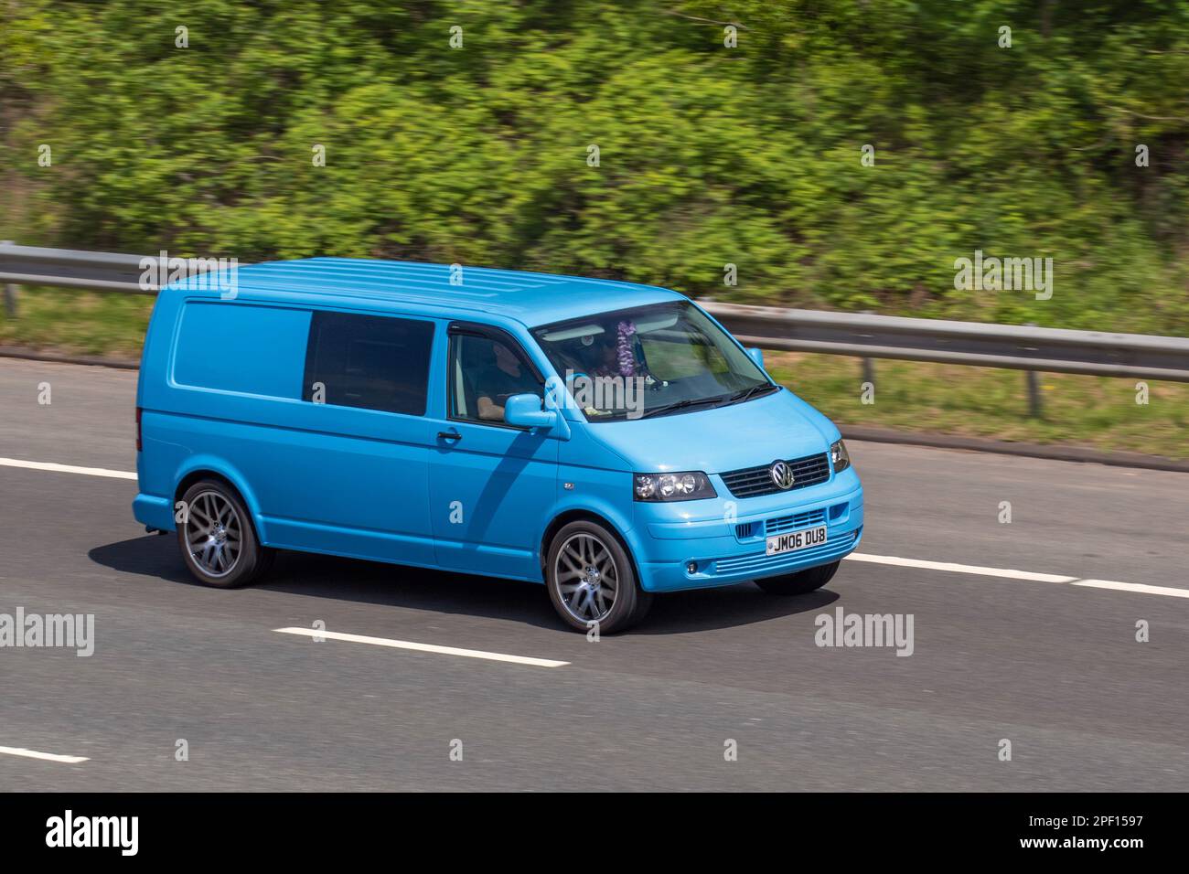 Volkswagen transporter t30 130 tdi lwb hi-res stock photography and ...