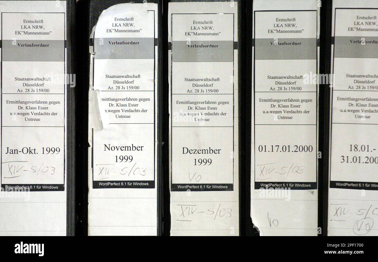 Ermittlungsakten der Staatsanwaltschaft stehen am Donnerstag, 1. April ...