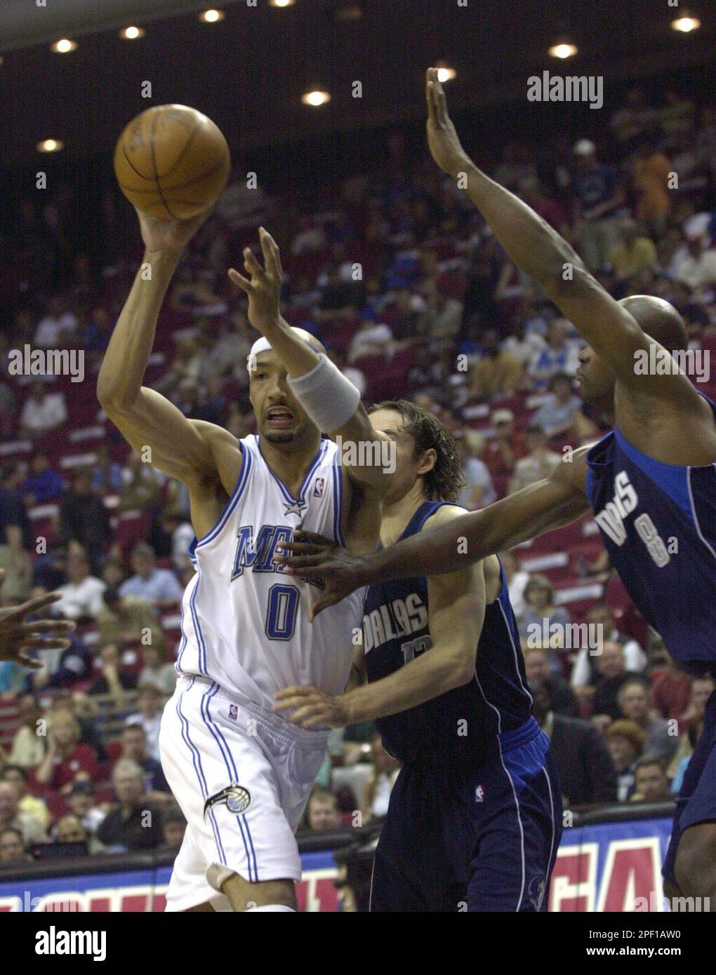 Orlando Magic's Drew Gooden (0) passes the ball as Dallas Mavericks ...