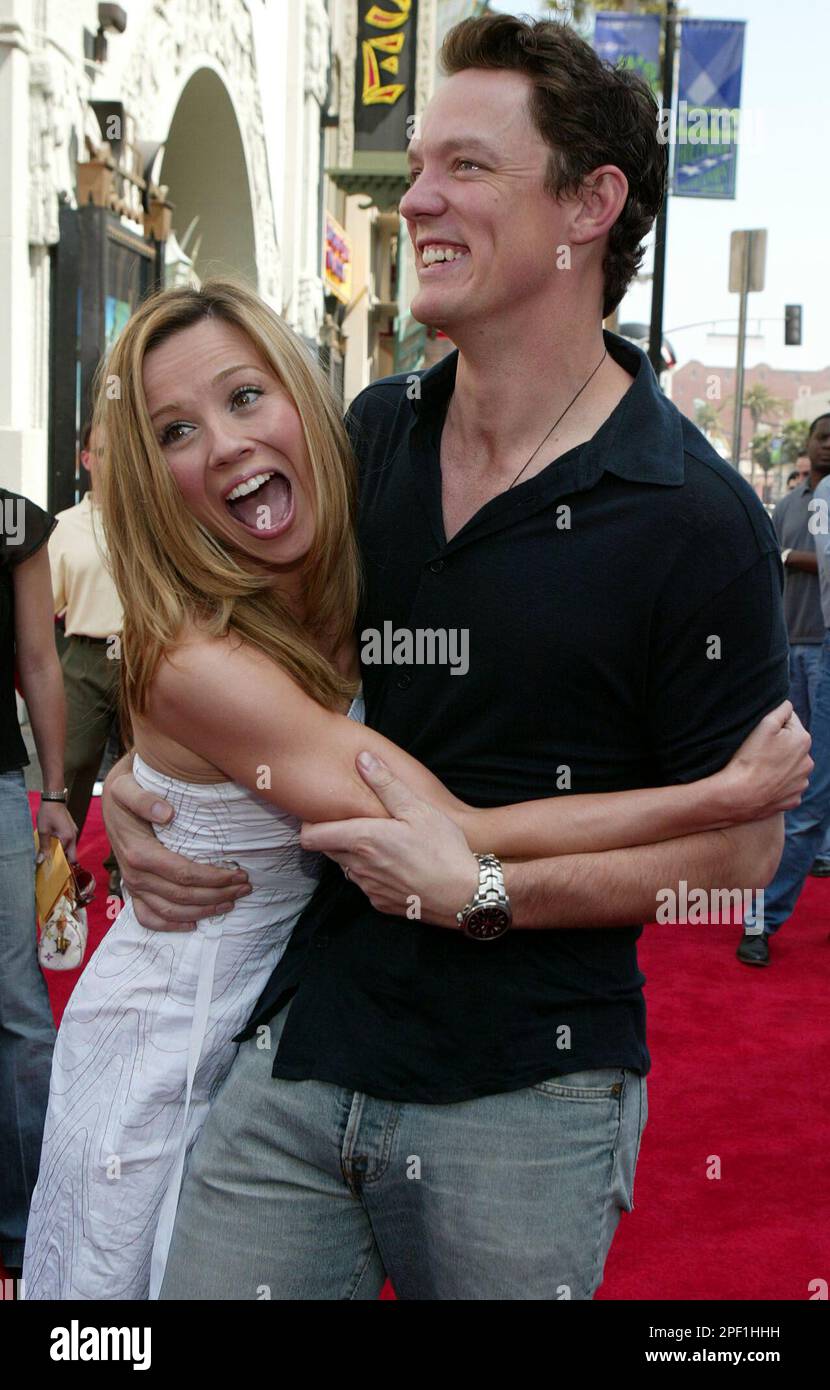 Matthew Lillard and Linda Cardellini pose for photographers at the red ...